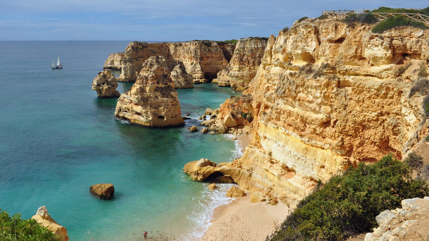 Faro Airport - Albufeira door to door service – Boarding info | Terravision